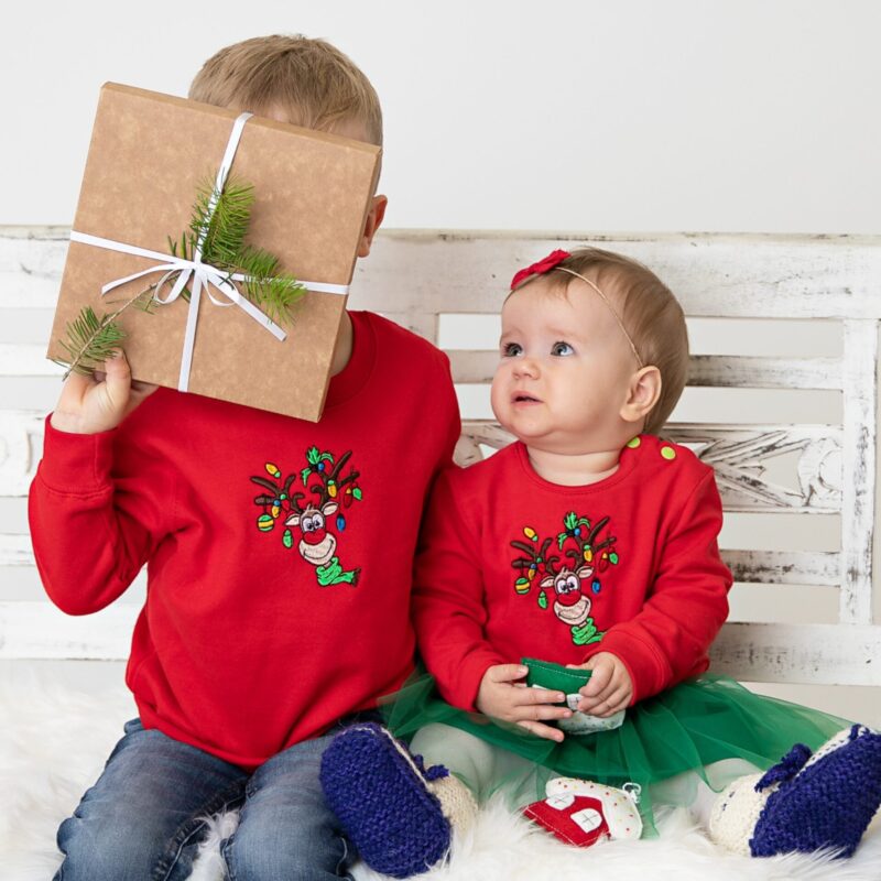 Džemperis "Rudolfas su girlianda" vaikams | Svajonių siuvinėjimas